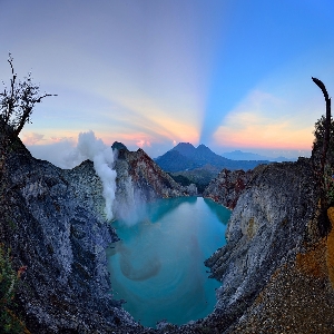 Fenomena Api Biru Kawah Ijen yang Mendunia - blackxperience.com