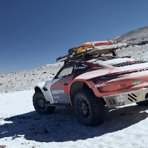 Edith: Volcano Ascent, Dokumenter Porsche 911 Taklukan Gunung Berapi ...
