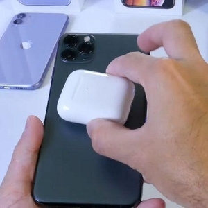 iPhone 13 Mendukung Reverse Wireless Charging - blackxperience.com