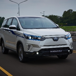 Tanpa Varian Mesin Diesel, Toyota Innova Hybrid Akan Debut Akhir Tahun ...
