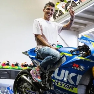 Aleix Espargaro Dapatkan Motor Balap Suzuki GSX-RR MotoGP Tahun 2016 - blackxperience.com