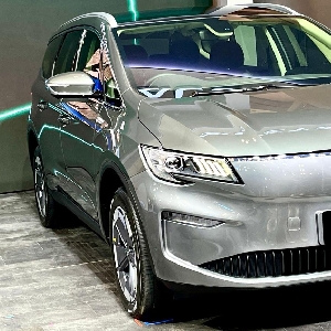 Kenalin Nih Aletra L8 EV, MPV Listrik Baru Ini Meluncur di GJAW 2024 ...