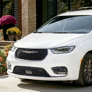 Rayakan 40 Tahun Kehadiran Minivan, Chrysler Luncurkan Pacifica Road ...