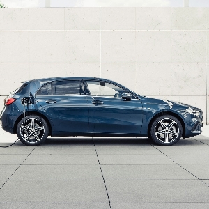 Mercy Punya Mobil Hybrid Baru - blackxperience.com