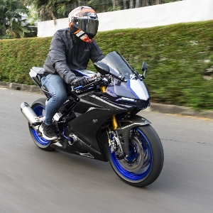 Modifikasi Yamaha R15, Naik Kasta Menjadi R1 Look - blackxperience.com