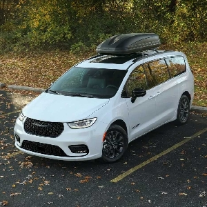 Chrysler Pacifica FAV Edition 2025 Hadirkan Roof Box Dan Beberapa ...