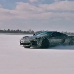 Jelang Rilis, Teaser Chevrolet Corvette E-Ray Tampilkan Mode 'Stealth ...