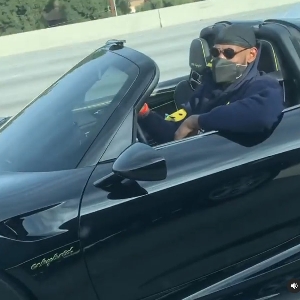 LeBron James Meluncur dengan Porsche 918 Spyder - blackxperience.com