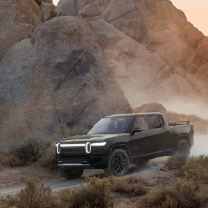 Rivian Siapkan R1X, Pickup Listrik Berperforma Pesaing Cybertruck ...