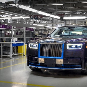 Lelang Rolls-Royce Phantom VIN-001 2018 untuk Amal - blackxperience.com