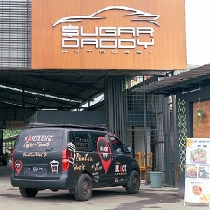 Sugar Daddy Auto Body, Bengkel Spesialis Bikin Mobil Kece Plus Glowing ...