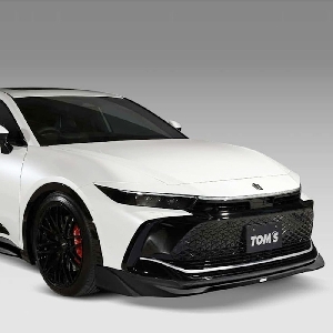 TOM'S Racing Permak Toyota Crown Menjadi Seperti Lexus - blackxperience.com