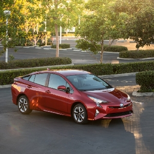 Toyota Prius Terbaru Bisa Berubah Jadi Mobil Drift - blackxperience.com