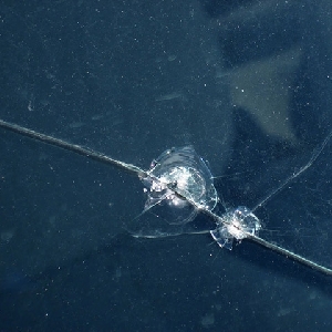 Cara Mudah Memperbaiki Kaca yang Retak - blackxperience.com